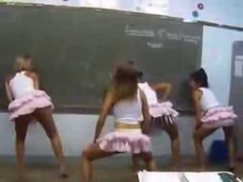Alunas dançam funk em sala de aula em suposto ''trabalho escolar''