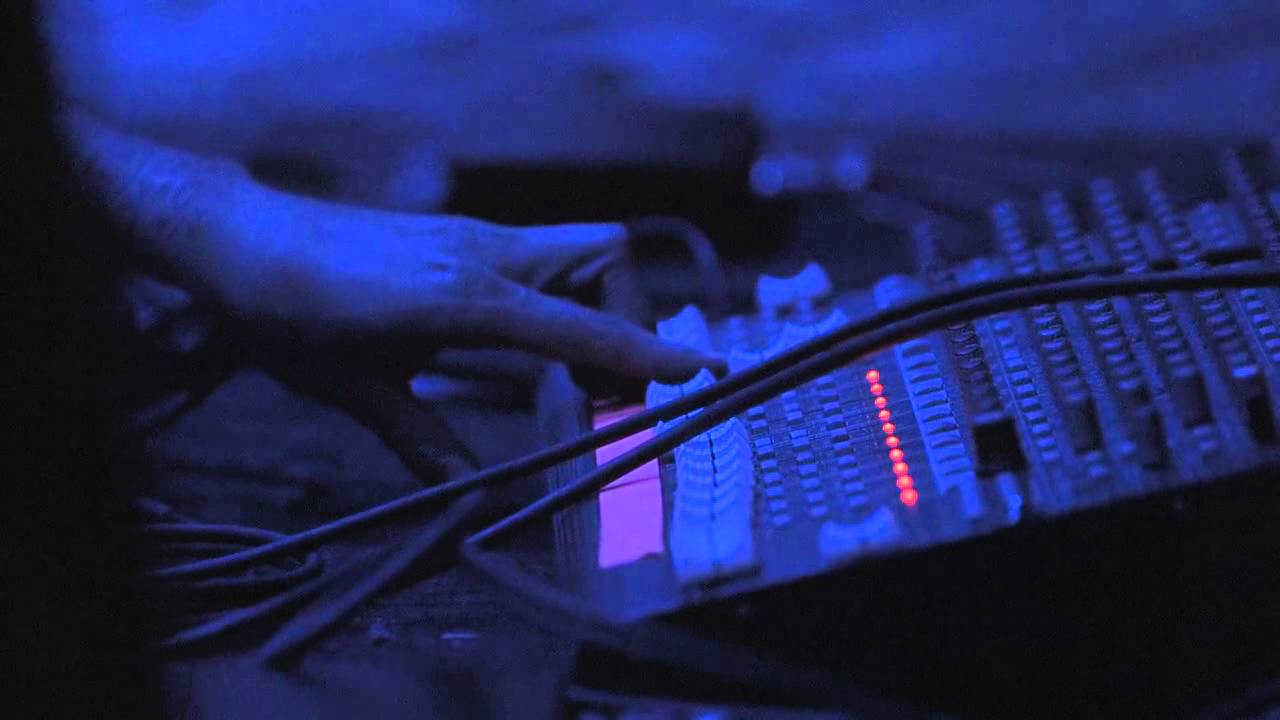 Grouper - Alien Observer, Live @ Big, Bent Ears. Chapter 5. - YouTube