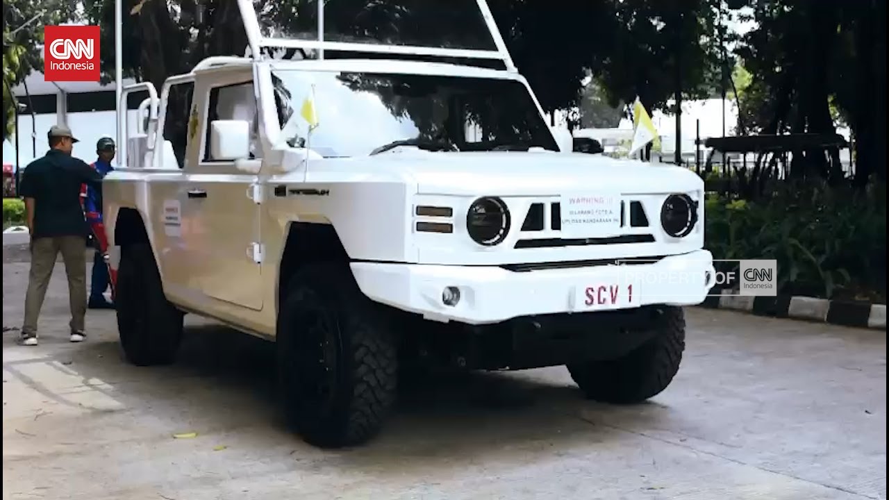 Maung MV3 Pindad Diubah Jadi Popemobile Paus Fransiskus - YouTube