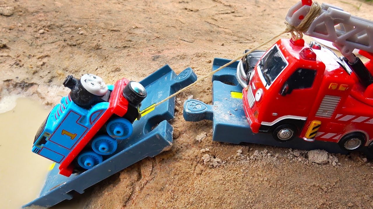 Thomas falling in water~! Fire Truck, Police Car, Ambulance rescue team ...