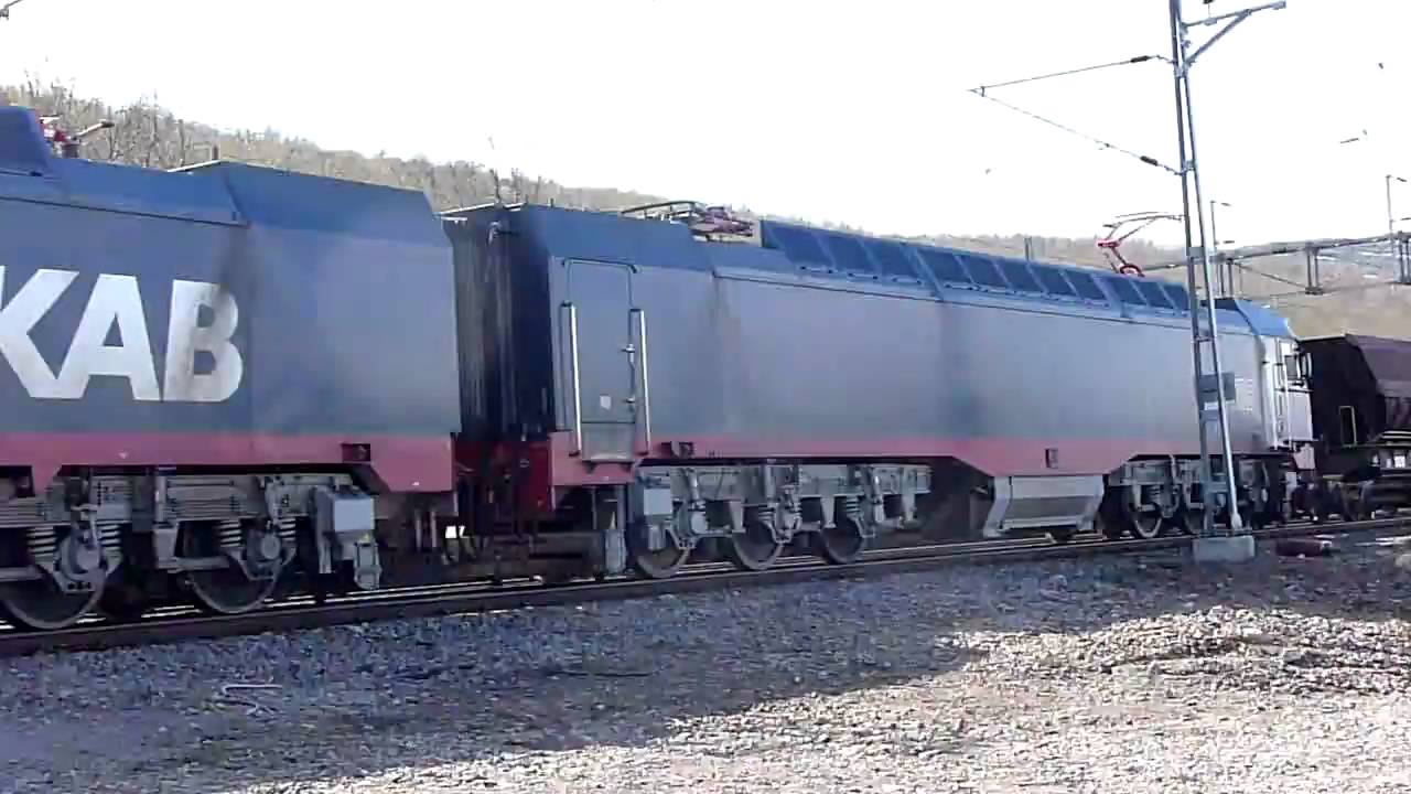 IORE lok, med tomma vagnar, på väg mot Kiruna - YouTube
