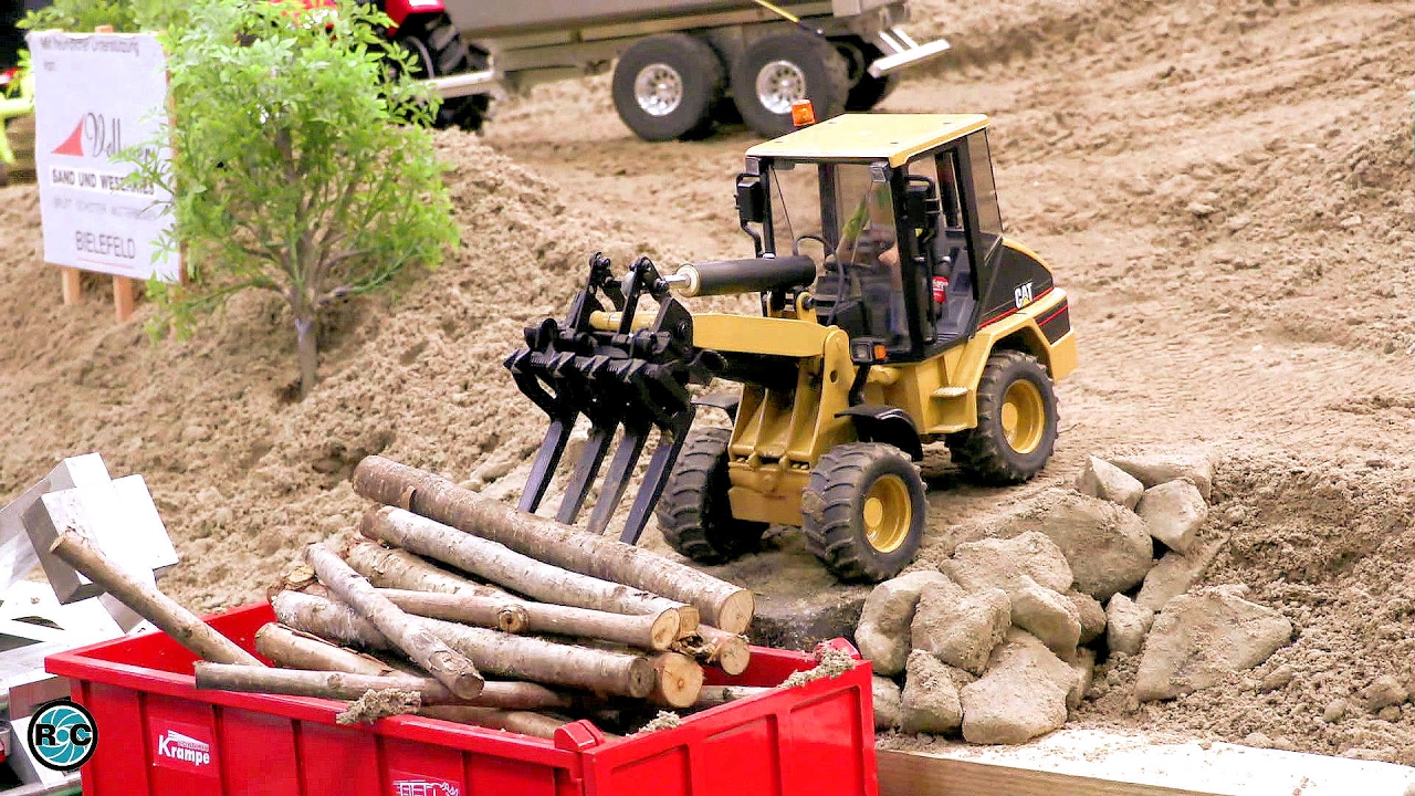 RC Tractor Trailer Hook Lifter at work - Lipper Modellbau Tage - YouTube