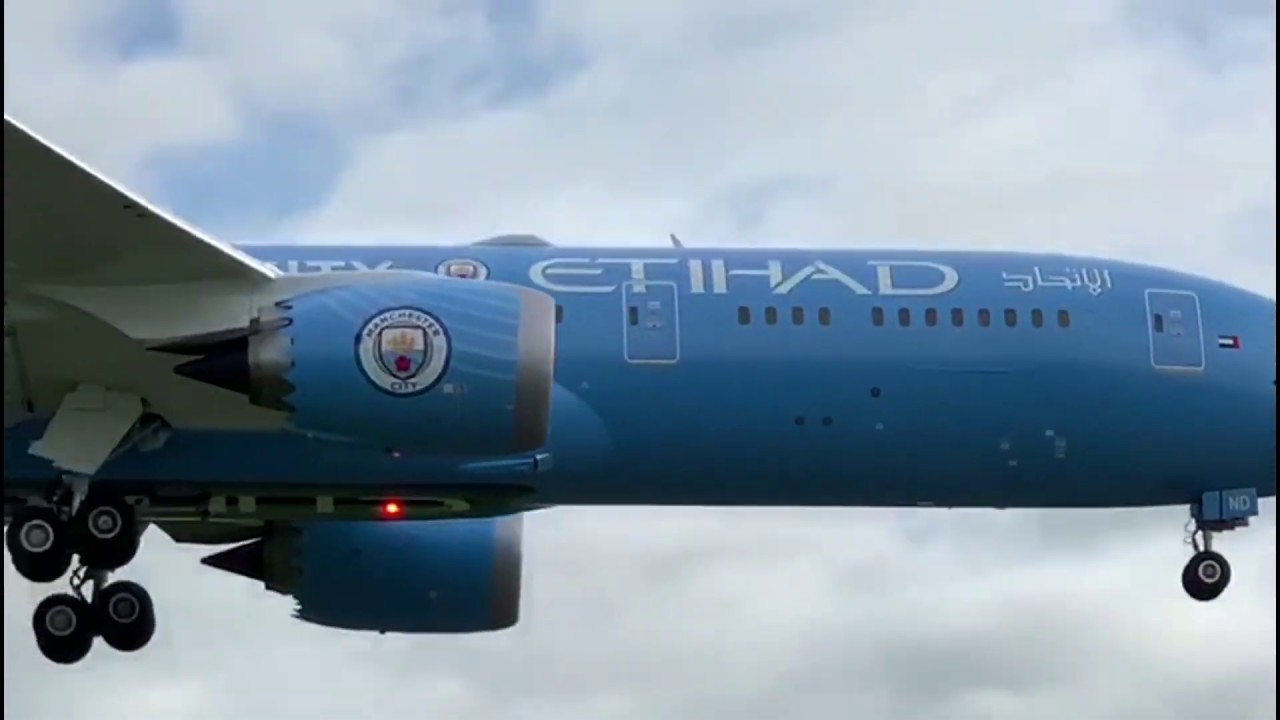 Etihad Dreamliner Manchester City Livery B787-9 Approaching 23R at ...