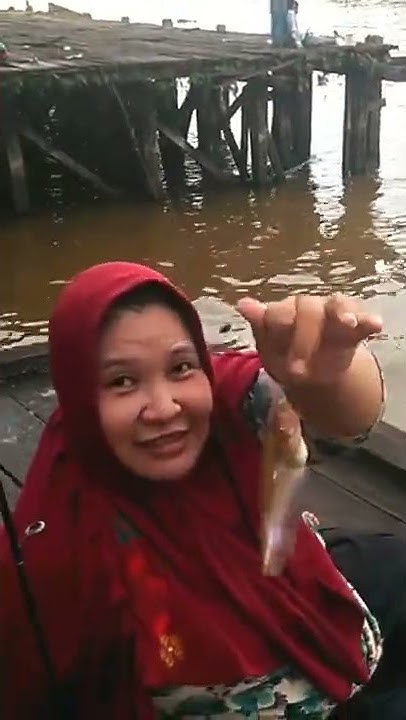 Emak emak mancing Ikan lais di sungai besar Kalimantan - YouTube