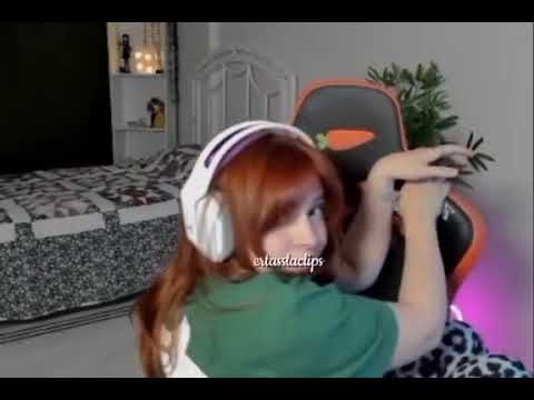 Sila Ertas ayak gosteriyor (en net görüntü)