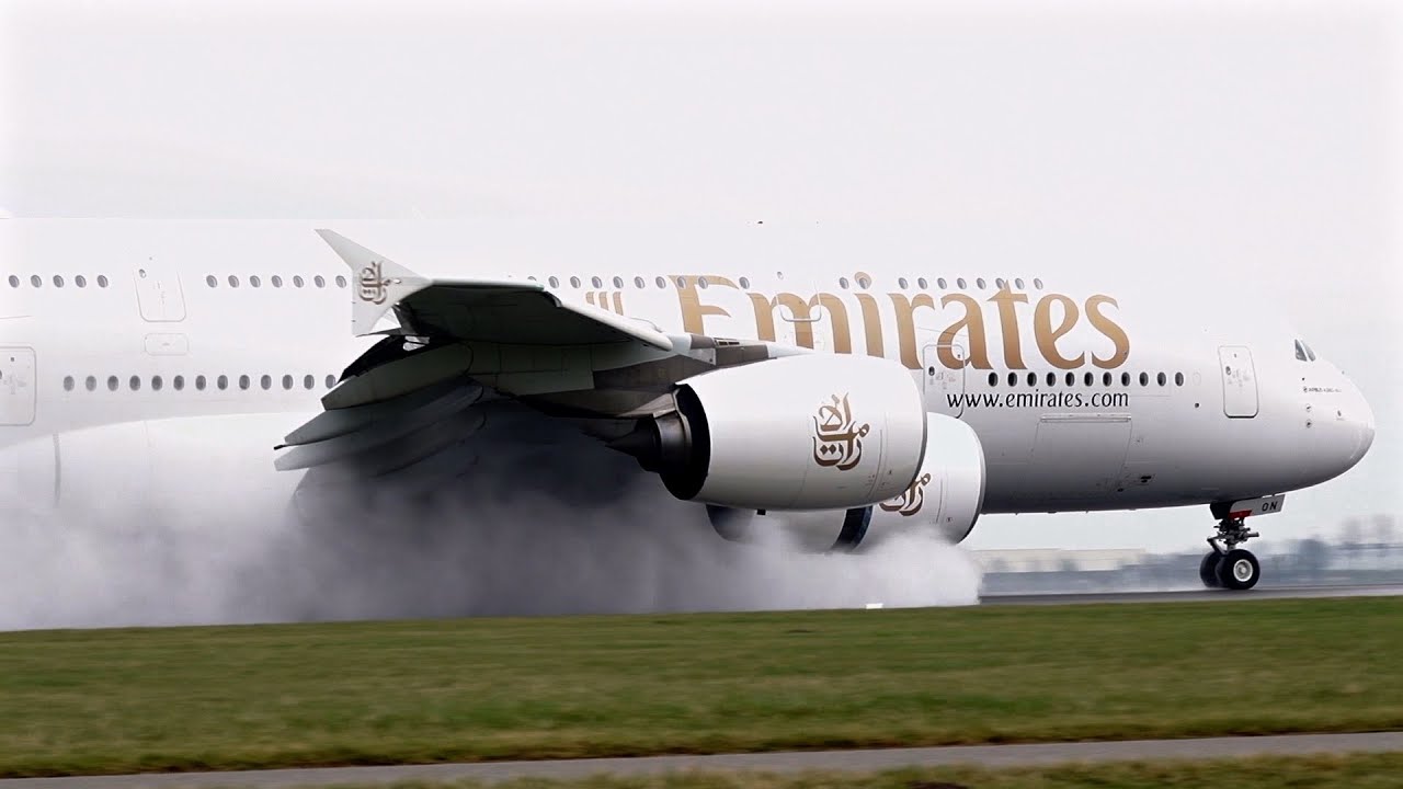 AWESOME WATER SPRAY A380-800 EMIRATES AT SCHIPHOL AIRPORT - YouTube