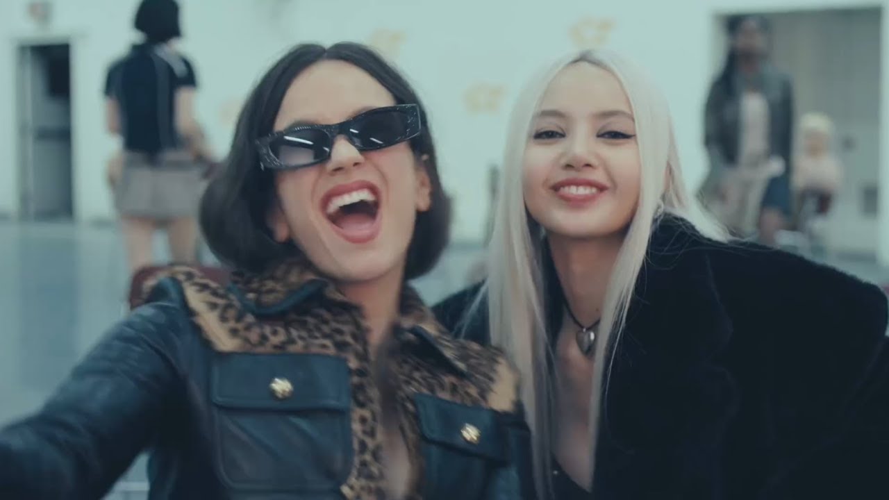 Lisa gây bất ngờ với tạo hình mới toanh chưa từng thấy trước đó ở ...