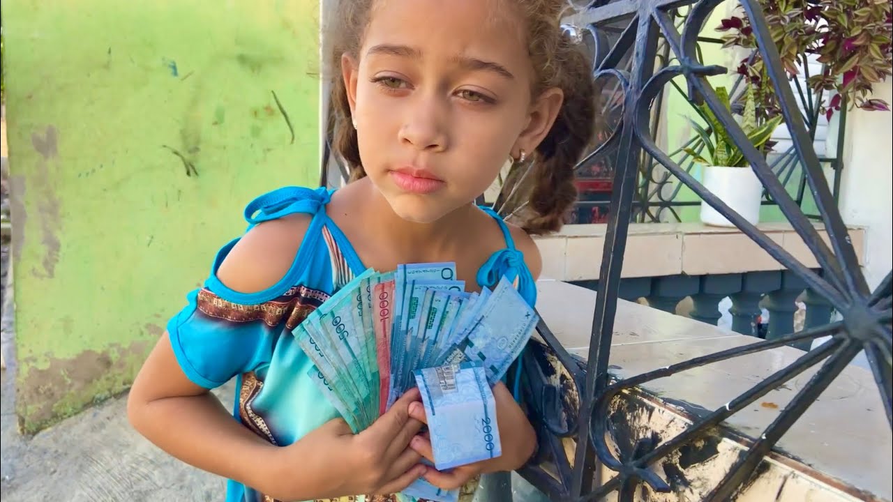Niña Consigue Mucho Dinero En La Calle Reflexión Youtube