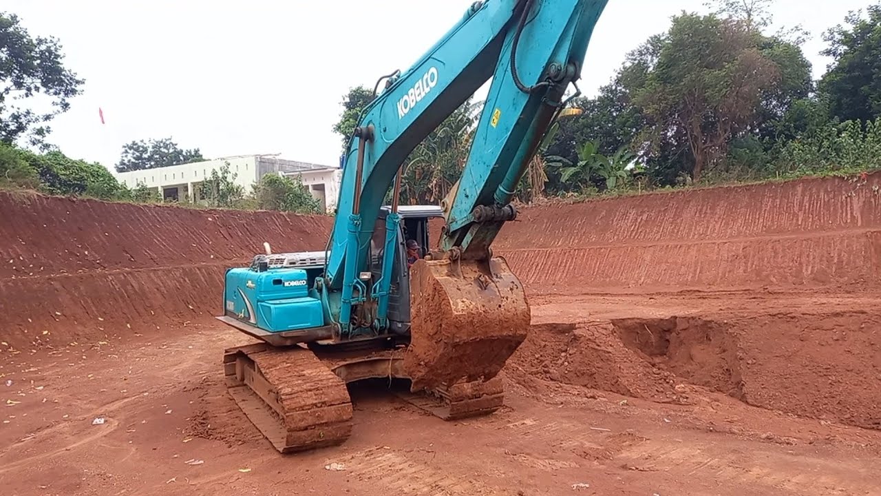 excavator keliling tebing, excavator keruk galian tanah merah - YouTube