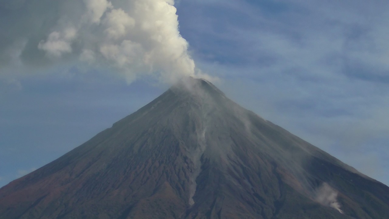 LIVE: Mayon Volcano [V1cam], PH (South‑Southwest view) - YouTube
