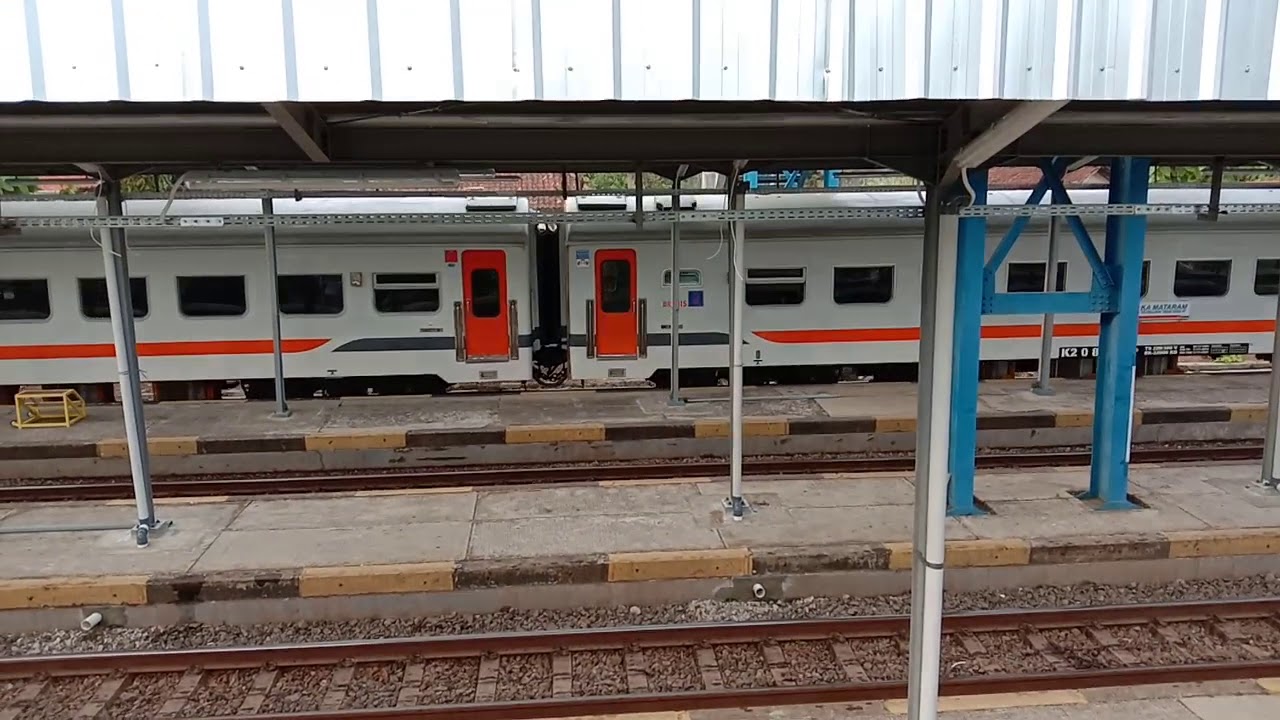 Kereta api mataram tujuan jakarta melintas stasiun haurgeulis - YouTube