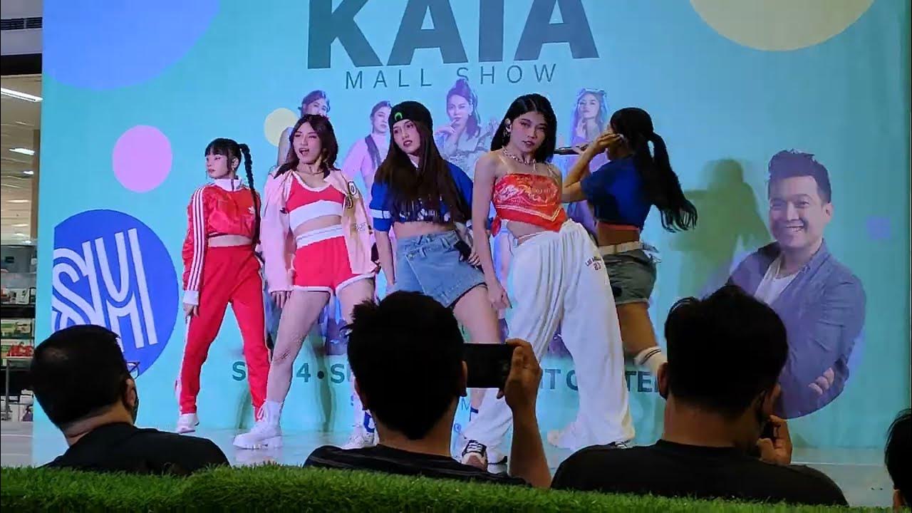 BLAH BLAH - KAIA Fancam - 220904 KAIA MALL SHOW, SM TRECE MARTIRES CAVITE - Fan Boy Doll Arch ...