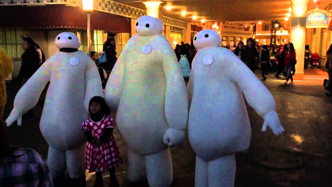 Baymax Cosplayers in Disneyland Tokyo - YouTube