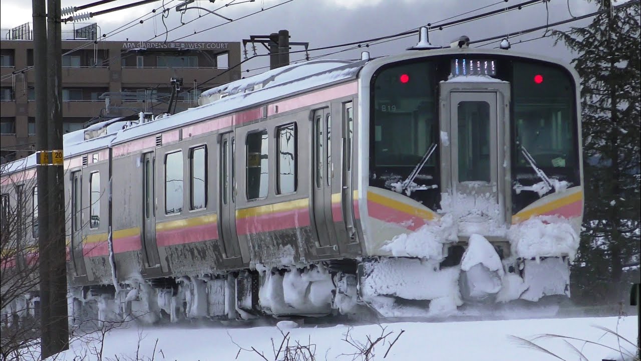 雪まみれのE129系B19編成【4K】信越本線下り431M - YouTube