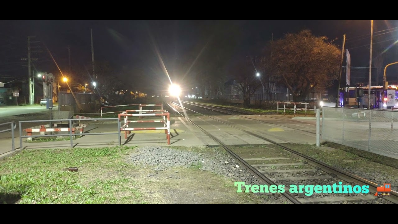 EMD J26-HCW 319-336-4 con formación locál proveniente desde Mercedes ...