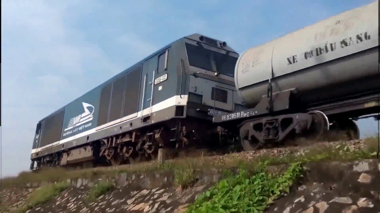 D20E locomotives run in Da nang city - YouTube