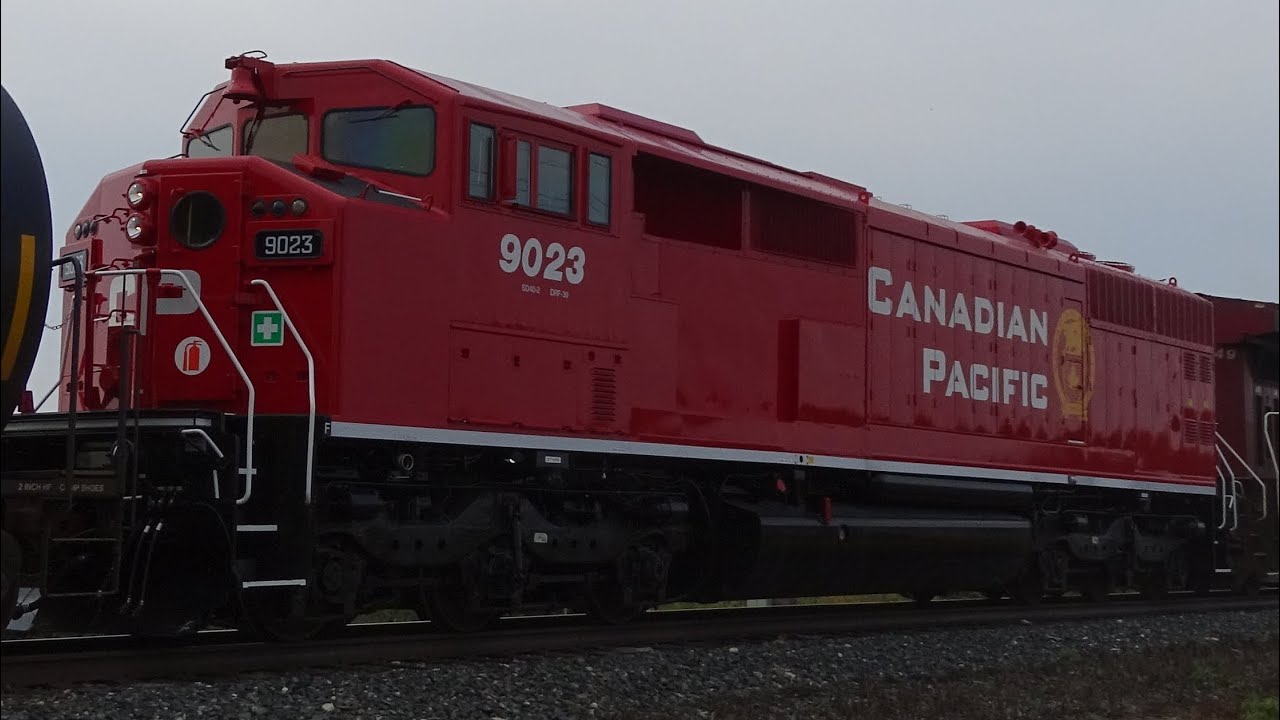 New Red Barn and Ex-Southern Pacific AC44 on CP 577 North (9/18/22 ...