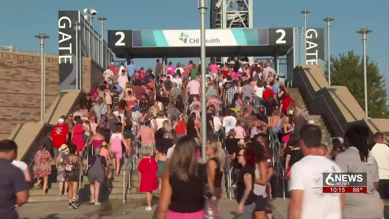 Omaha concertgoers endure intense heat at Pink Hot Summer Carnival tour ...
