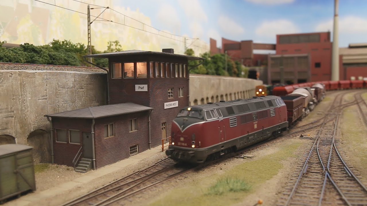 Roco 221 130 unterwegs mit Torpedopfannenwagen - YouTube