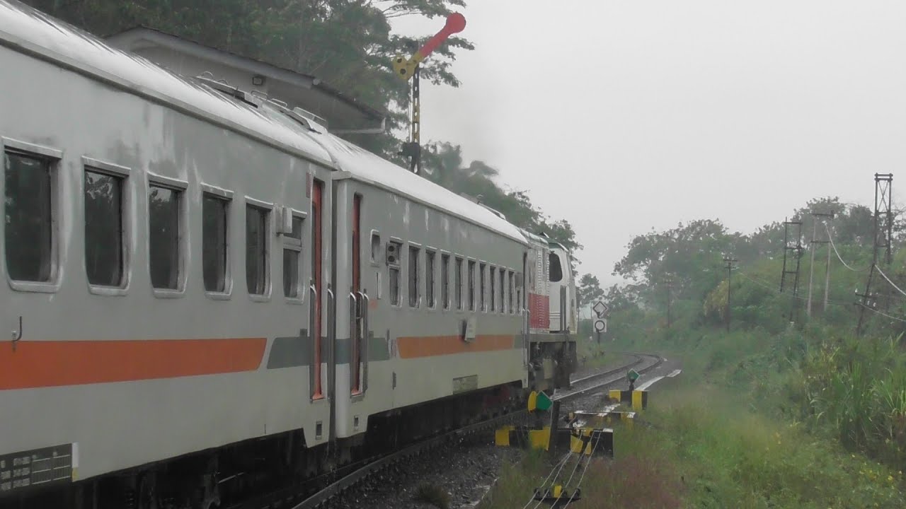 Video Kereta Indonesia Live Kereta Jalur Selatan Dekat Rumah Sinyal ...