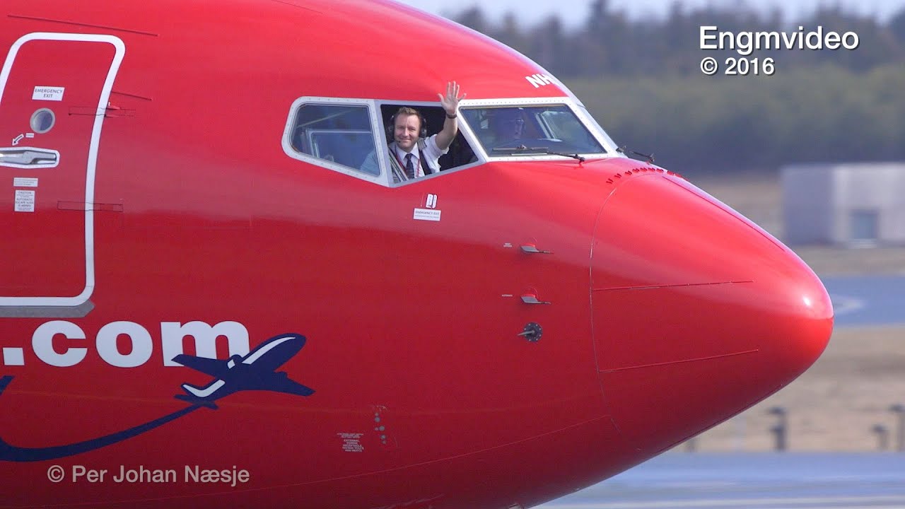 Norwegian pilot salute planespotters - YouTube