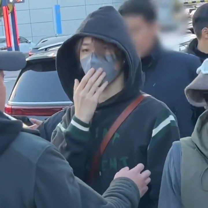 Hawnie in the airport 💙 #treasure #junghwan - YouTube
