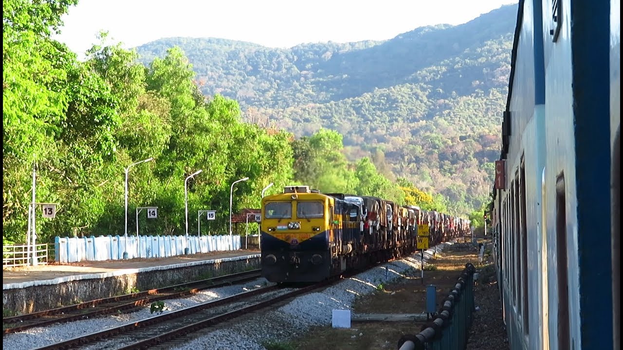 Single line crossing and departure from Karwar railway station! - YouTube