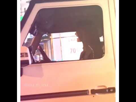 Qiz mashin surur ve mahni oxuyur