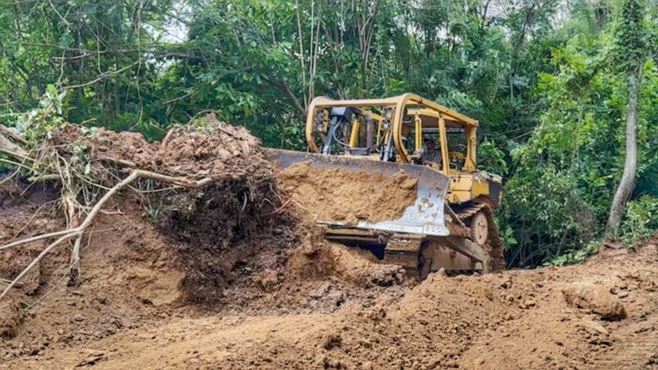 The power of the CAT D6R XL bulldozer engine is truly extraordinary ...