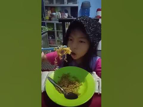 anak gadis makn mie oyeng #pantun - YouTube