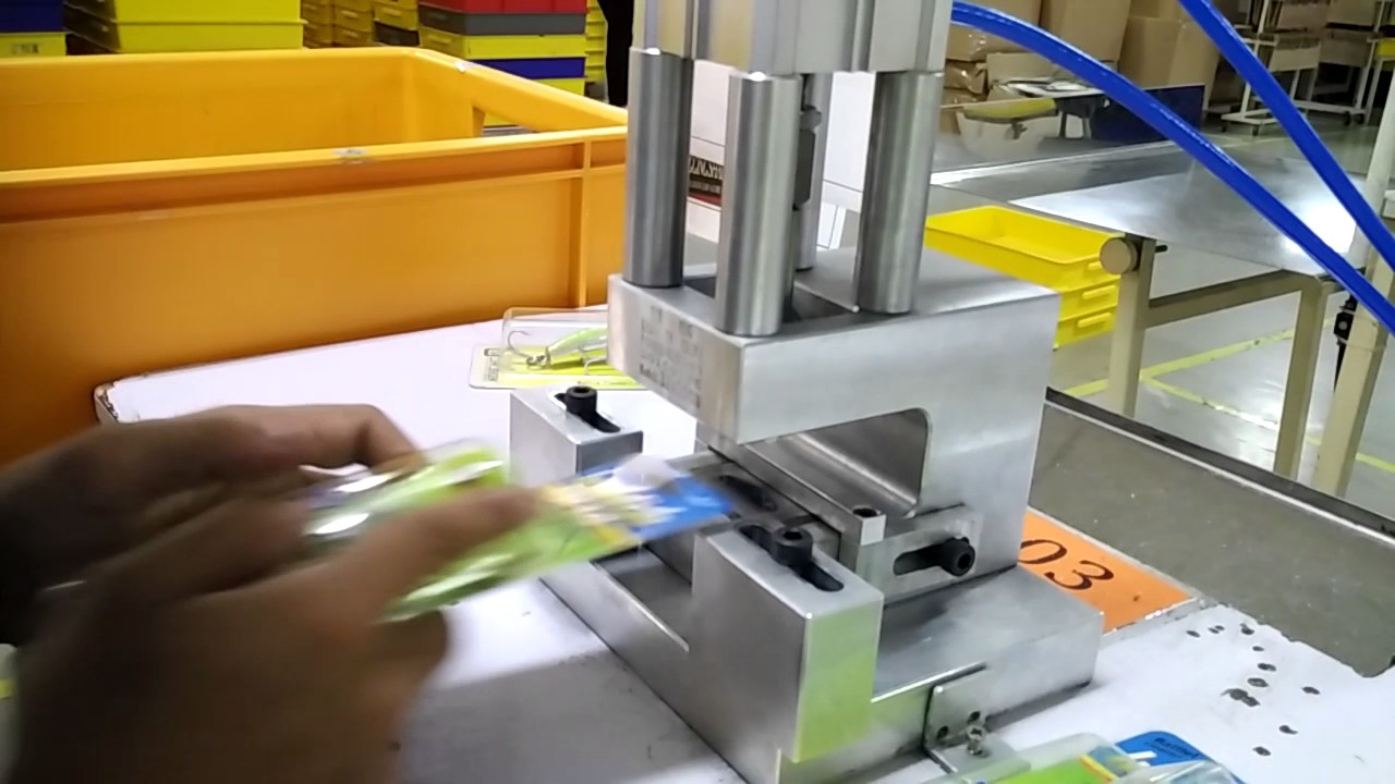 Triangle Hole Puncher on blister - YouTube