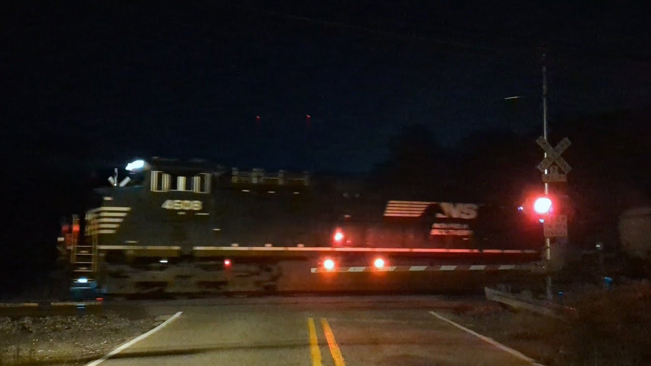 NS C6M #4608 WB @ Romulus w/ NS Triple Crown Roadrailer Train 255 | 7 ...