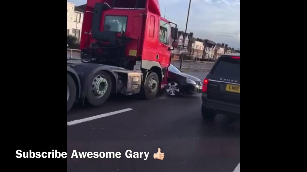 A40 Royal Mail lorry crash - YouTube