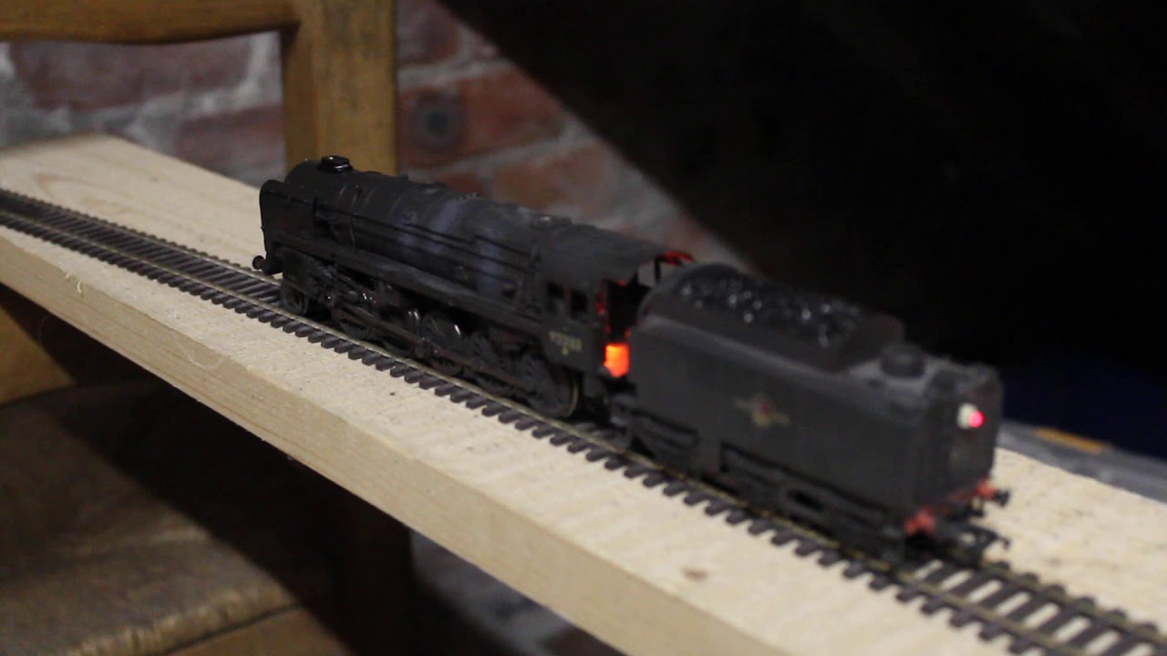 00 Gauge Bachmann 9f with smoke, sound and lights - YouTube