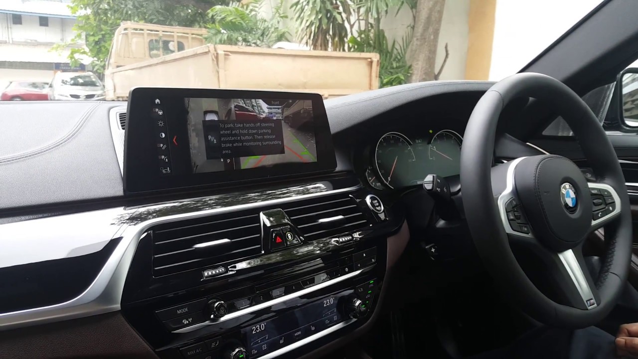 BMW 5 Series G30 Park Assist - YouTube