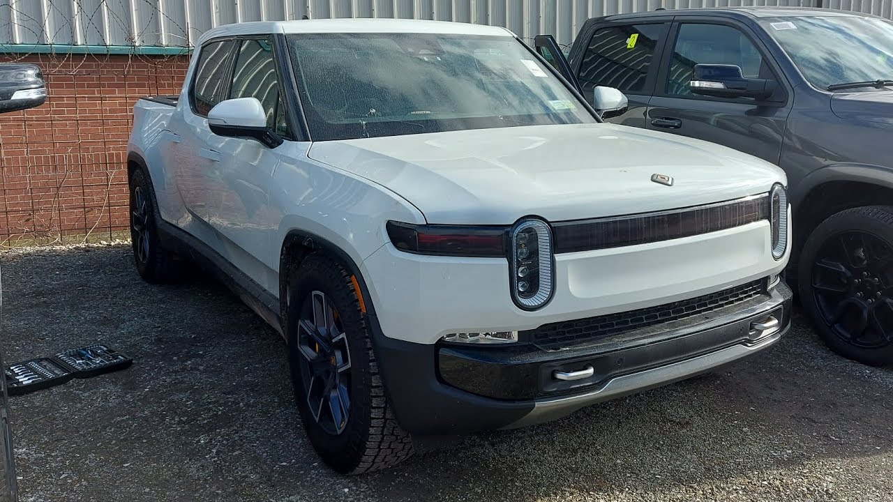 Rivian R1T (2023) 800 BHP, Wiper Fault Diagnosis + Fuse box locations ...