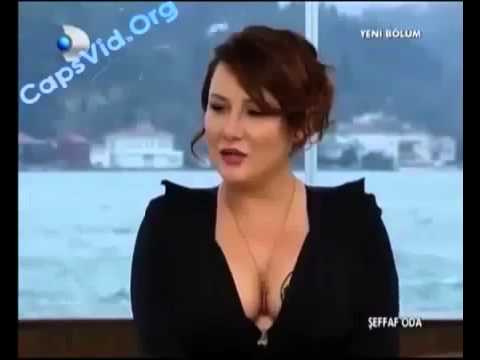 Deniz Seki Seksi Kıyafeti Bomba Dekolte