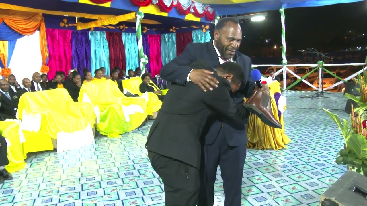 Numbers 23:19 - Receiving shoe from the Servant of God Pastor David Dii ...