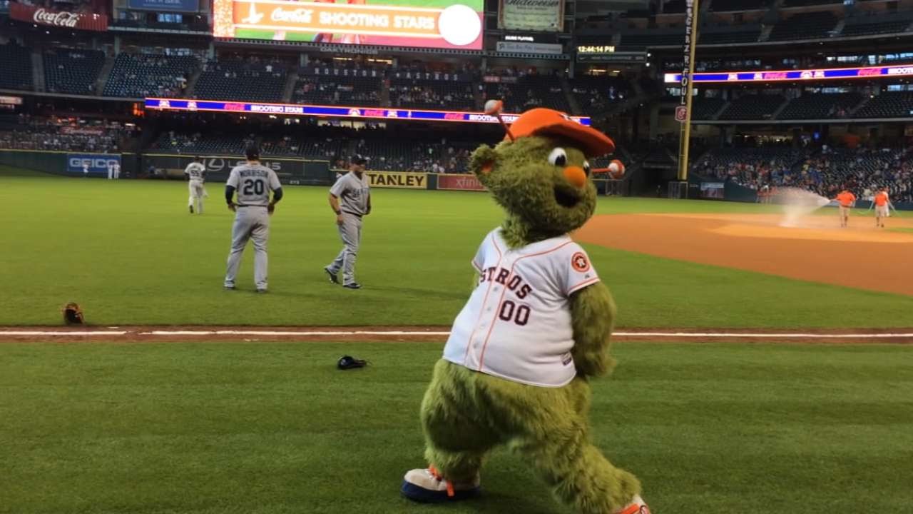 SEA@HOU: Orbit and Morrison dance before the game - YouTube