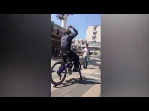 Bisiklet sürerken kafasında çay taşıdı