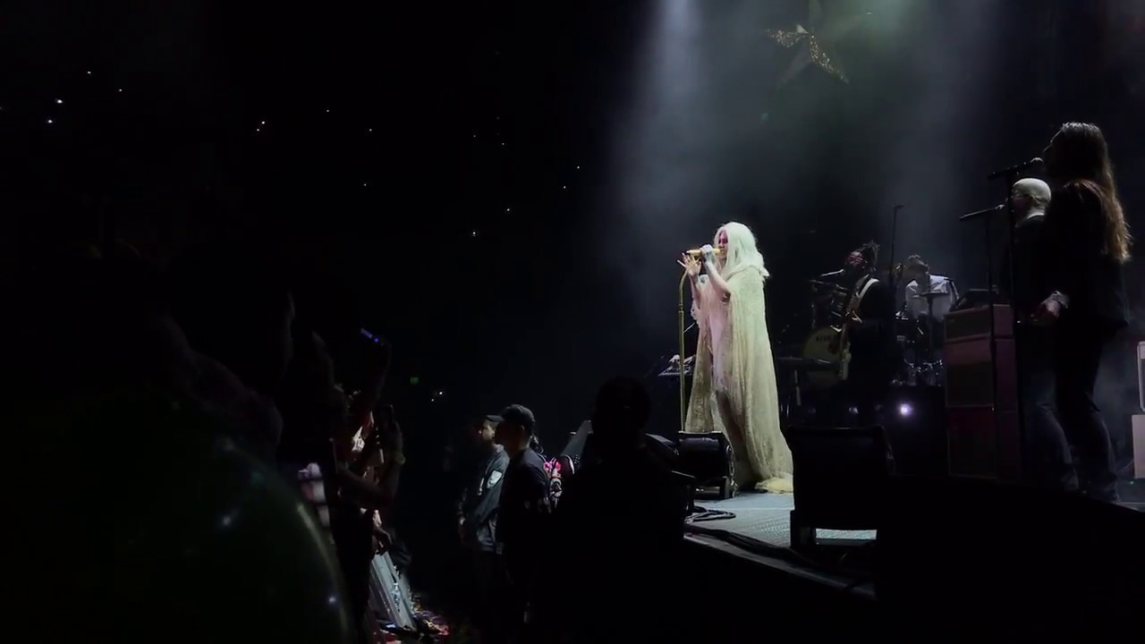 Kesha - “Praying” [Live] - YouTube