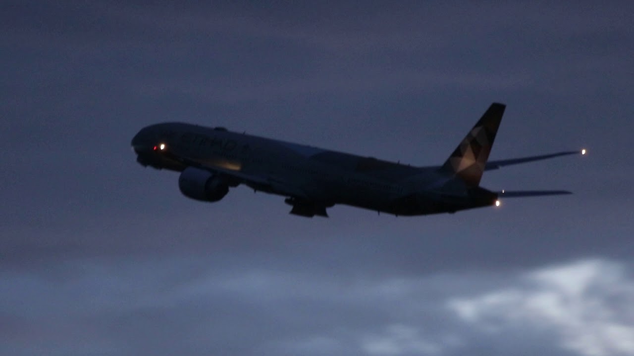 NIGHT SHOOT Etihad Airways EY22 A6-ETC Boeing 777-3FX ER takeoff ...