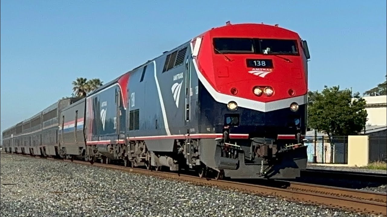THIS TRAIN IS 10 HOURS LATE! Amtrak 11, the Coast Starlight bangs thru ...
