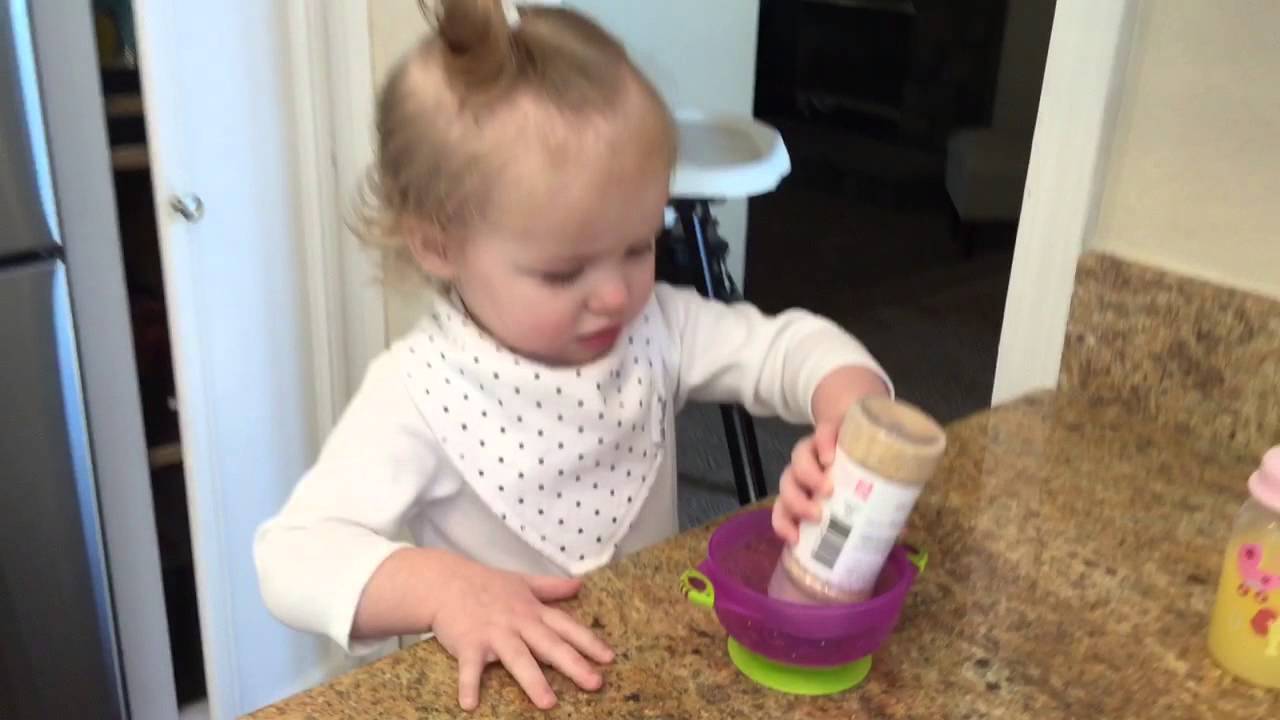 Riser "sprinkling" salt into the egg dish - YouTube