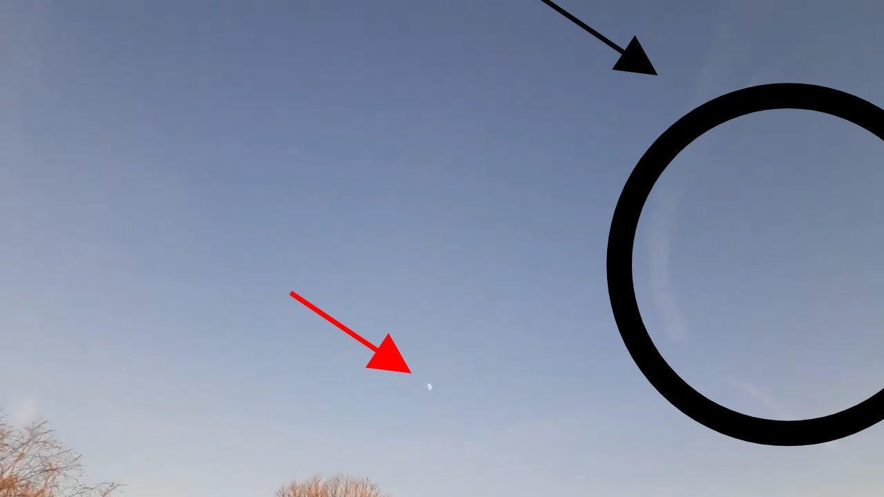 Airplanes make 2 hard sharp turns near Chicago with Vapor left behind ...