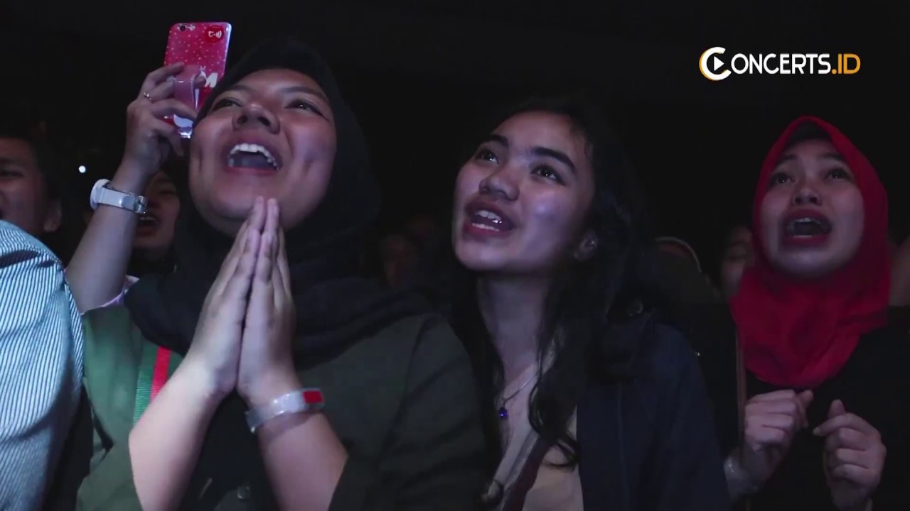 TULUS - Monokrom [ Intimate Night With Tulus ] #concerts.id 2018 - YouTube