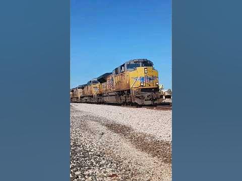 UP 8775 Leads a train | Tucson, AZ - YouTube