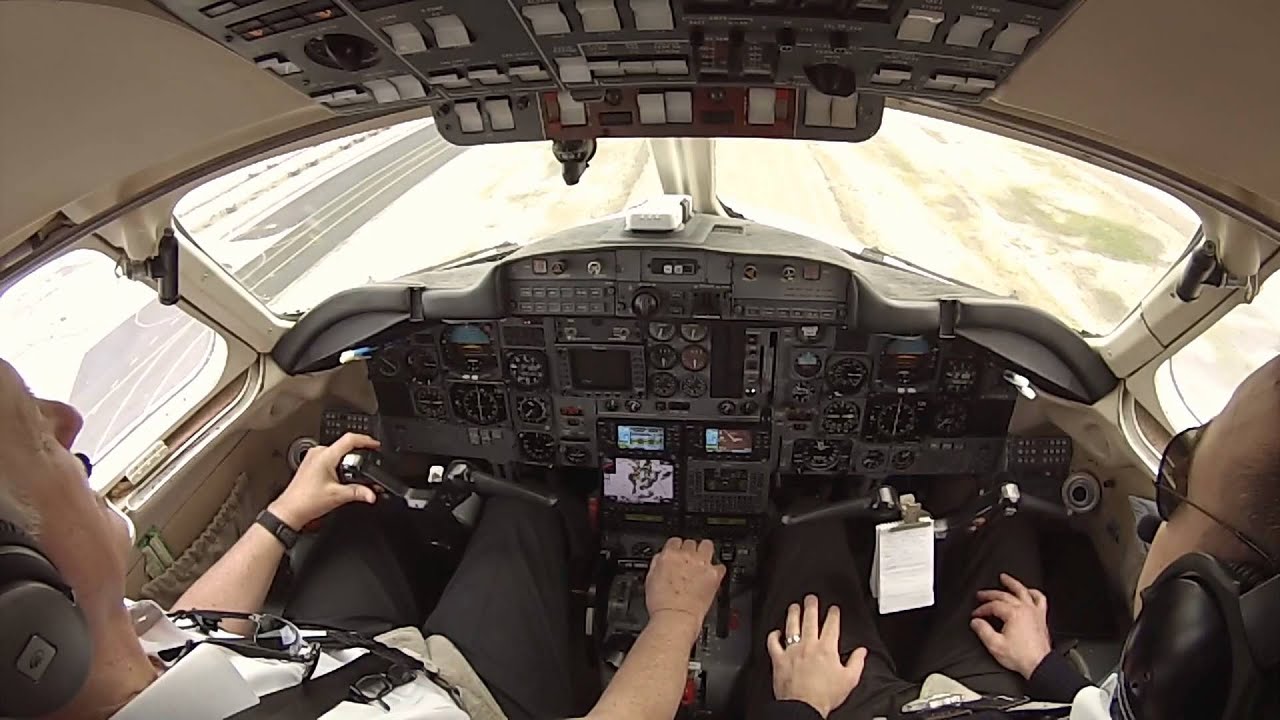 Hawker 700 Approach into TUS - YouTube