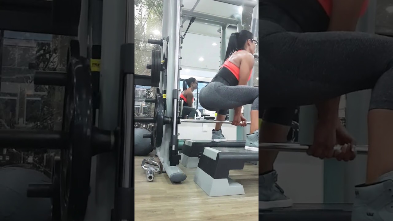 Sentadilla sumó en barra Smith con step.para glúteo. Karmen Garcia Pro Wff - YouTube