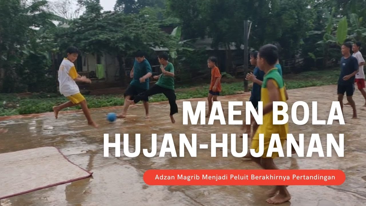 MAEN BOLA HUJAN-HUJANAN - YouTube